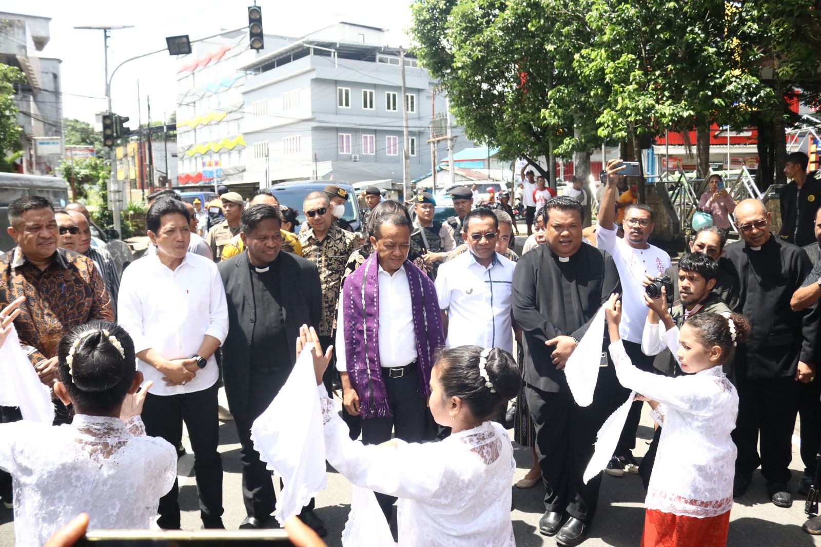 Menteri Bahlil dan Sekda Sadali Ie Letakkan Batu Pertama Pembangunan ...